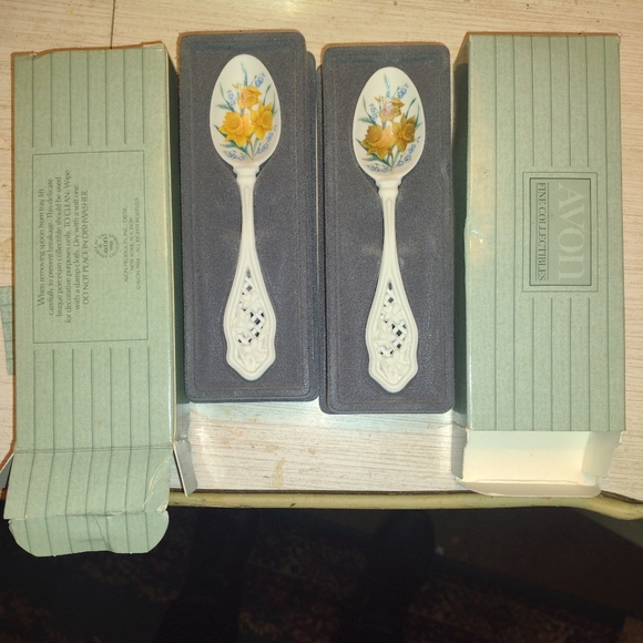 Avon | Other | Vintage 988 Porcelain Spoon Collection New In Box From ...